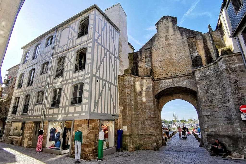 Visitez les incontournables remparts de Vannes - Voyageons.net